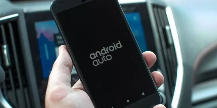 Google Android Autodagi xato haqida biladi, lekin 16 oydan keyin uni tuzatmadi 7880_1