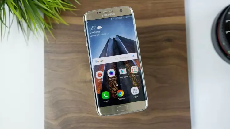 Galaxy S7 Edge z okamžiku uvolnění klesla více než dvakrát 8050_1