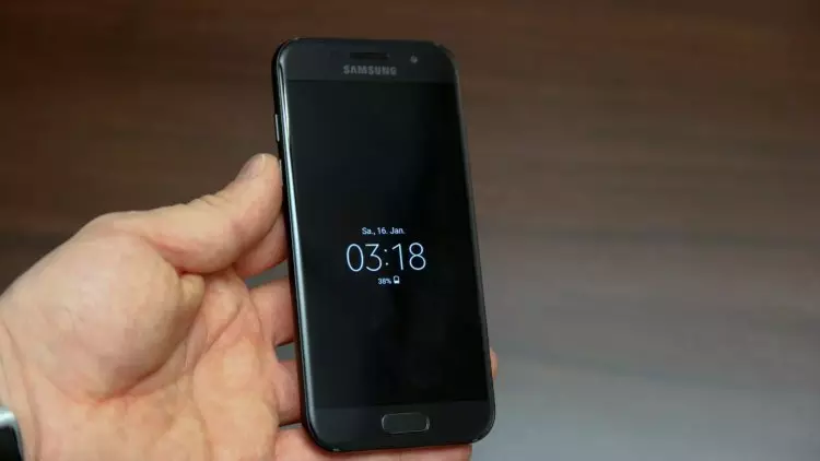 Samsung Galaxy A3 (2017) Lastniki v Rusiji so začeli prejemati Android 8.0 Oreo 8198_1