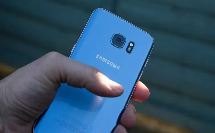 Samsung chiede di non chiamare i suoi smartphone con gli smartphone. Che è successo 834_1