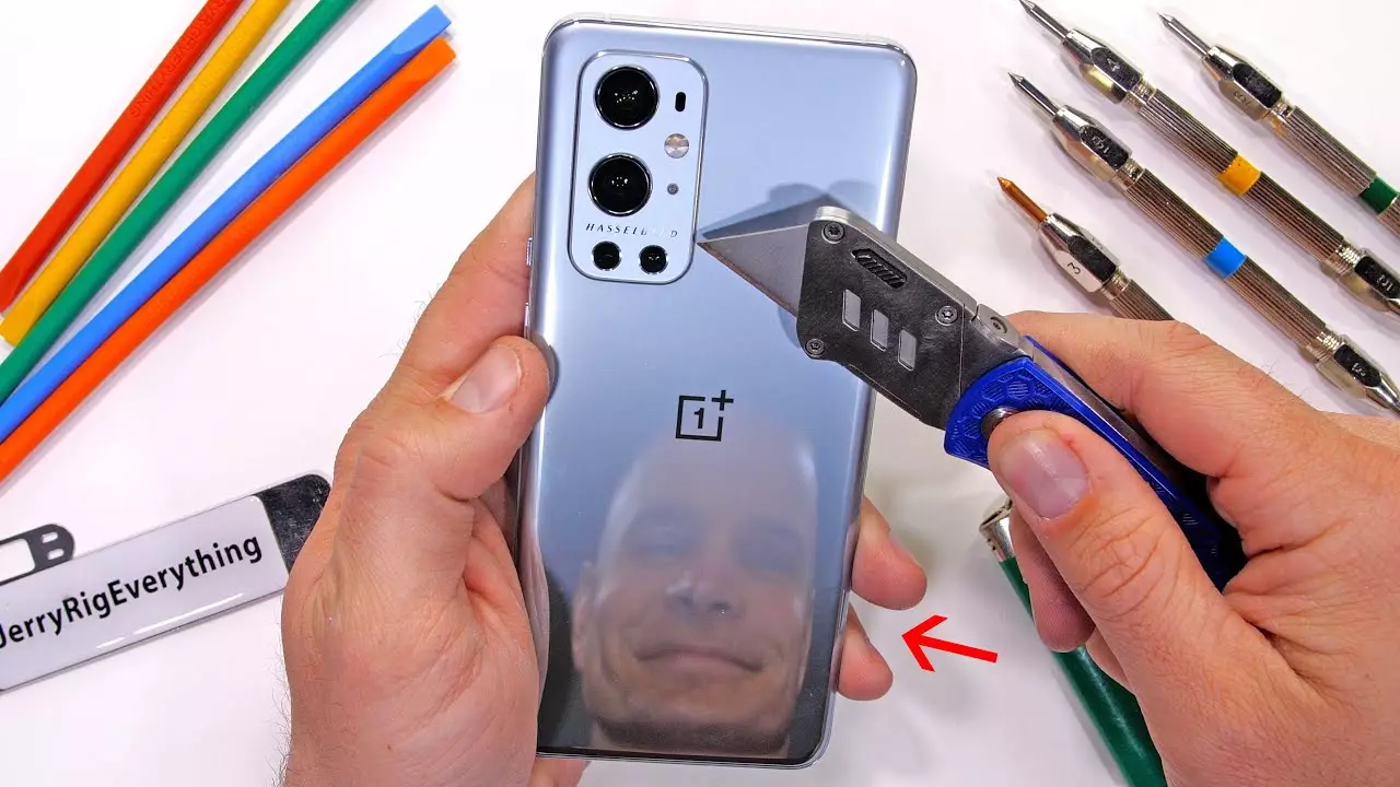 Първият Droptest OnePlus 9 показа как е траен 862_2