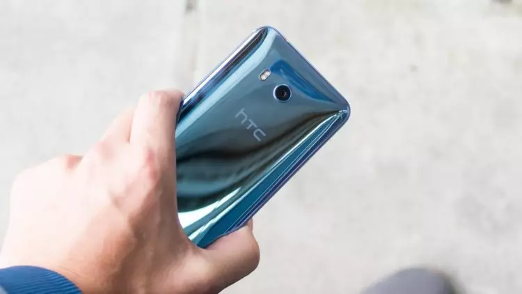 Insider a révélé les caractéristiques du phare HTC U12 8718_2