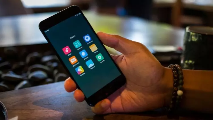 Xiaomi Mi 7 Firmware näitas lipulaeva omadusi 8794_1