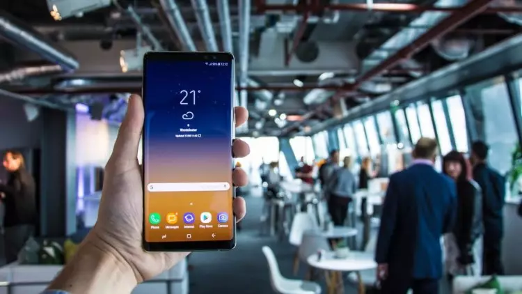 Ang presyo ng Galaxy Note 8 sa Russia ay bumaba sa ibaba 50 libong rubles 9372_1