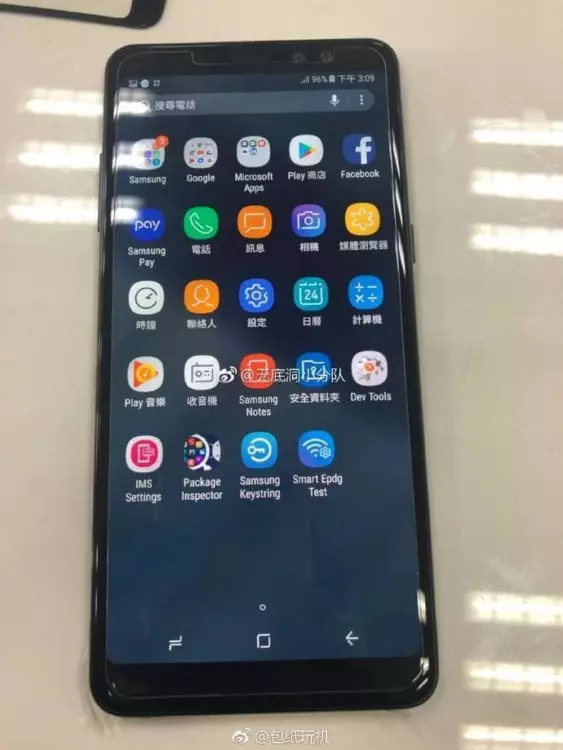 Samsung Galaxy A8 + u shfaq në foto 