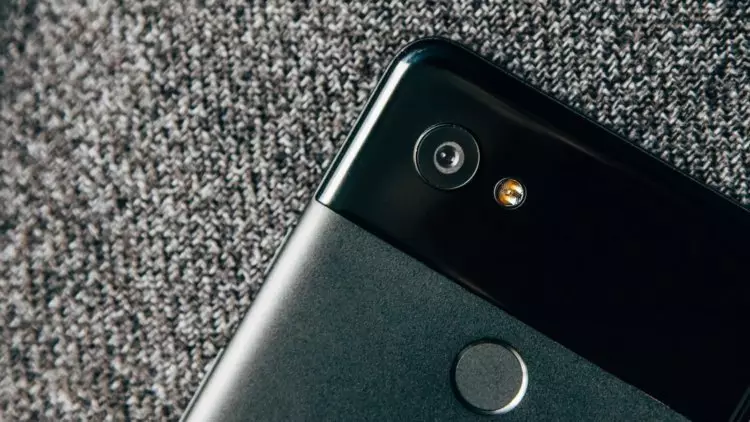 Gelag en sonde: Google Pixel 2 het 'n probleem met die kamera getoon 9607_1