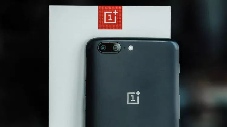 OnePlus అమ్మకాలు ప్రారంభంలో ముందు OnePlus 5T పరీక్షించడానికి అనుమతిస్తుంది. 9633_1