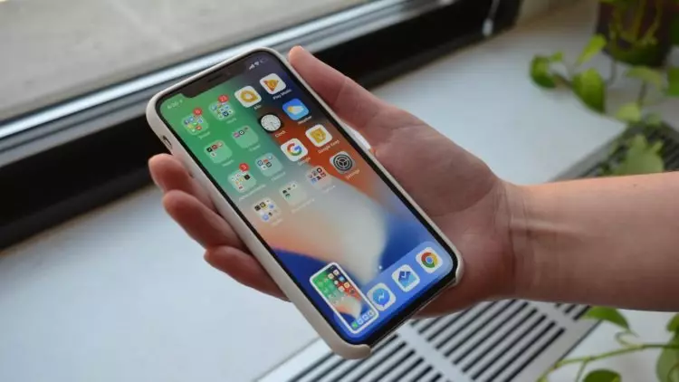 Pet Android pametnih telefonov, ki si je izposodil iPhone X 9660_1