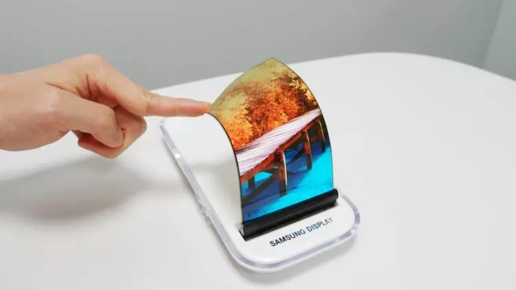 Samsung က Bend Galaxy X သည်မည်သို့ကြည့်ရှုမည်ကိုပြသခဲ့သည် 9715_1