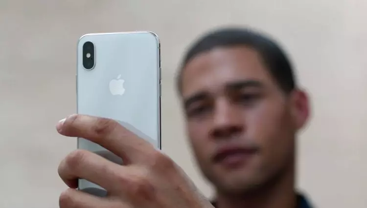 Serbestberdana iPhone X ji bo 2018-an hate pêşandan. Tiştek xelet çû? 9732_1