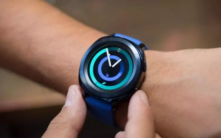 Samsung kündigte den russischen Preis von Smart-Uhren Gang Sport