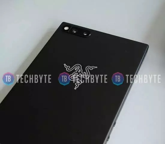 Smartphone razer pụtara na foto 